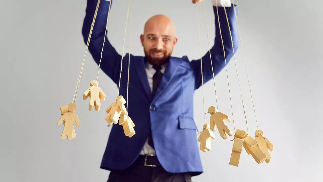 5 types of manipulators at work: How to spot them