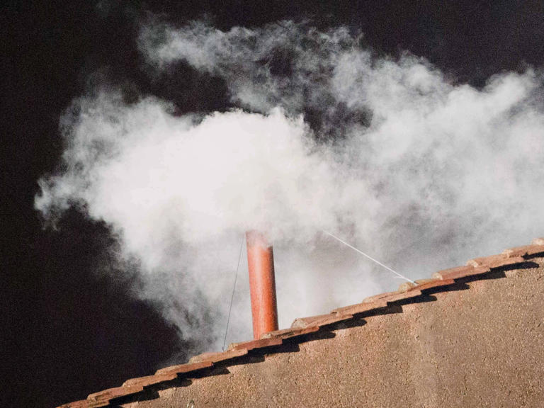 Tak powstaje dym, który zdradza wybór nowego papieża. Potrzebne ...