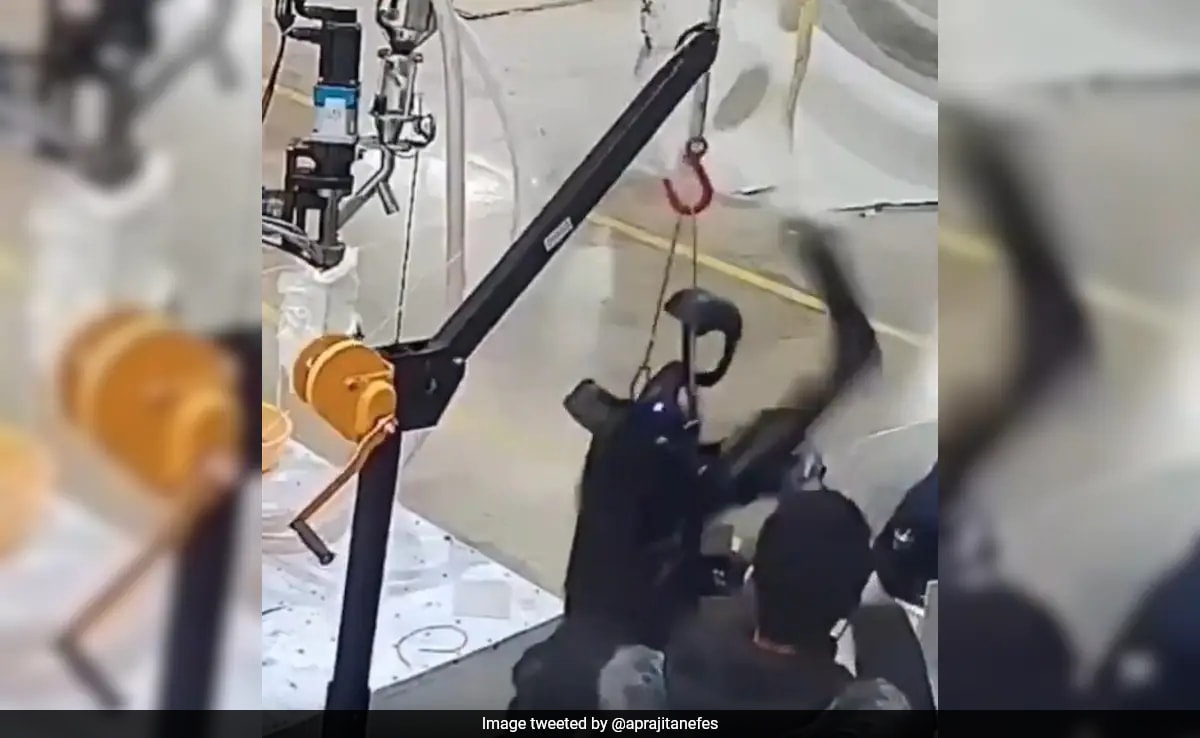 Video: AI Robot Attacks Worker During Testing In Chinese Factory ...