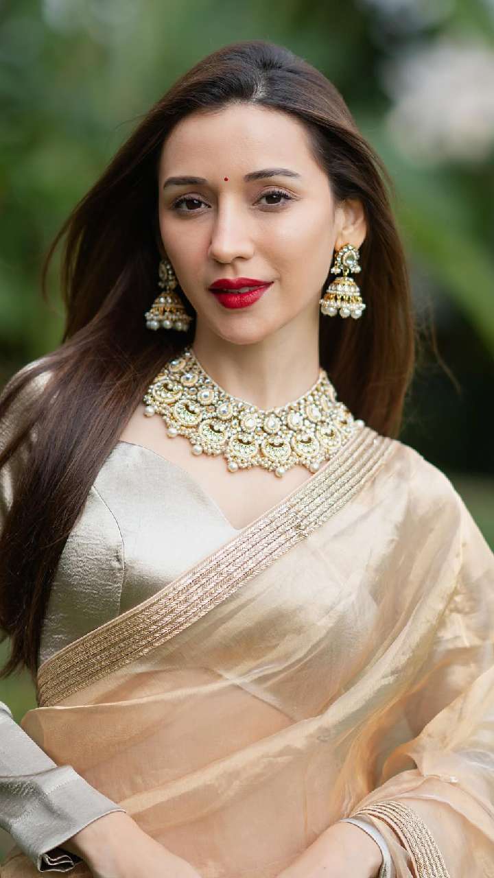 6 Traditional Outfits For Temple Visit Ft. Heli Daruwala