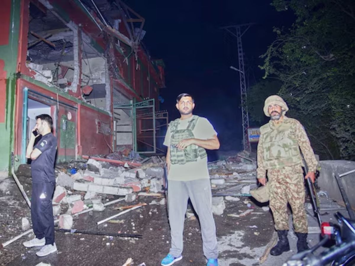 Operation Sindoor Photo : तुटलेल्या भिंती, आगीचा धूर ...