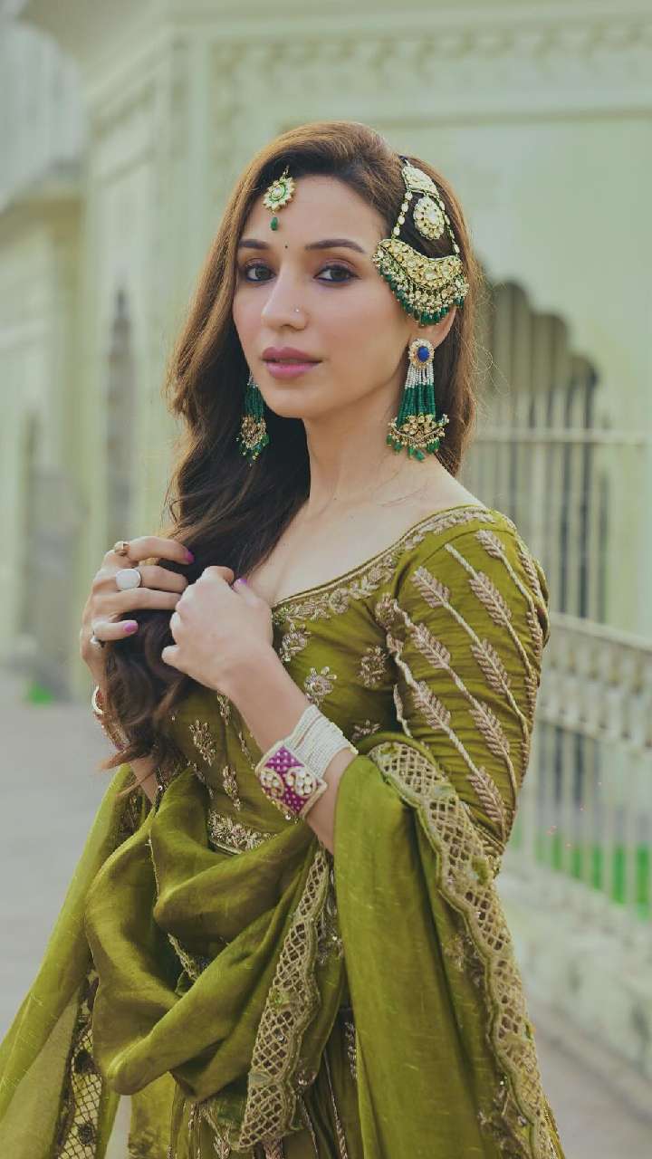 6 Traditional Outfits For Temple Visit Ft. Heli Daruwala