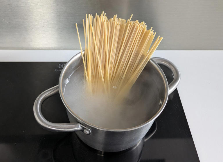 Spaghetti aglio, olio e peperoncino: the last minute dish of italian ...