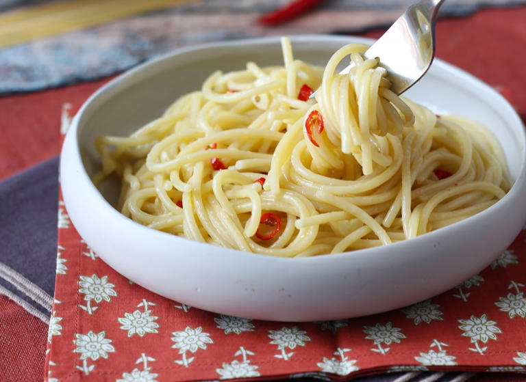 Spaghetti aglio, olio e peperoncino: the last minute dish of italian ...