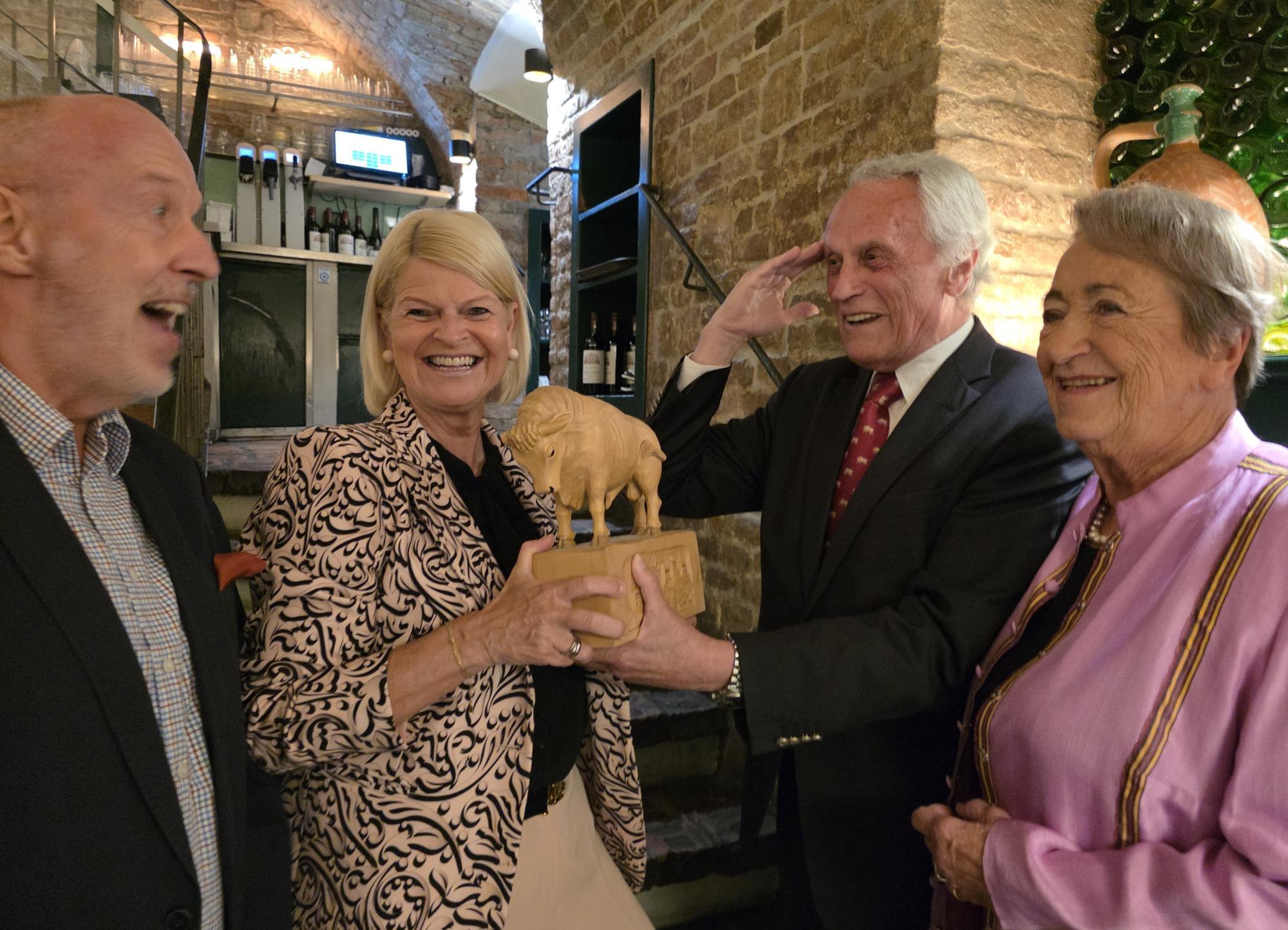 Wenn die "Stiere" für Verteidigungsministerin Klaudia Tanner stramm stehen
