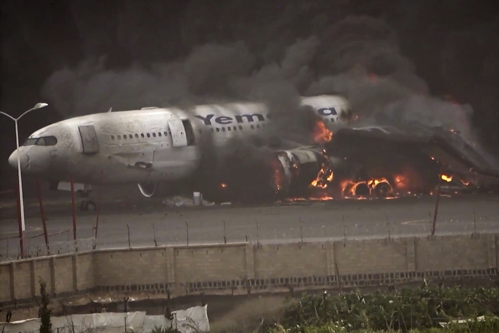 Fighter jet goes overboard from USS Harry S Truman. Yemen's Houthis ...