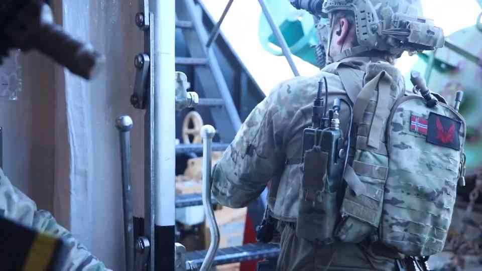 How Navy SEAL Pirate Hunters RESCUED Captain Phillips With 3 EPIC ...