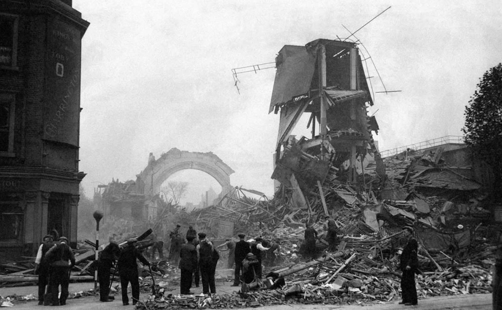 34 Bombed-Out Photos Inside The WW2 Battle Of Britain