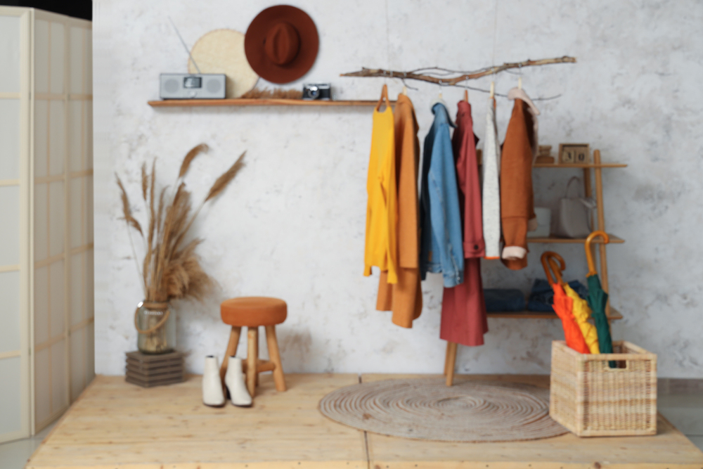 20 Quick Wall-Mounted Projects for Empty Hallways