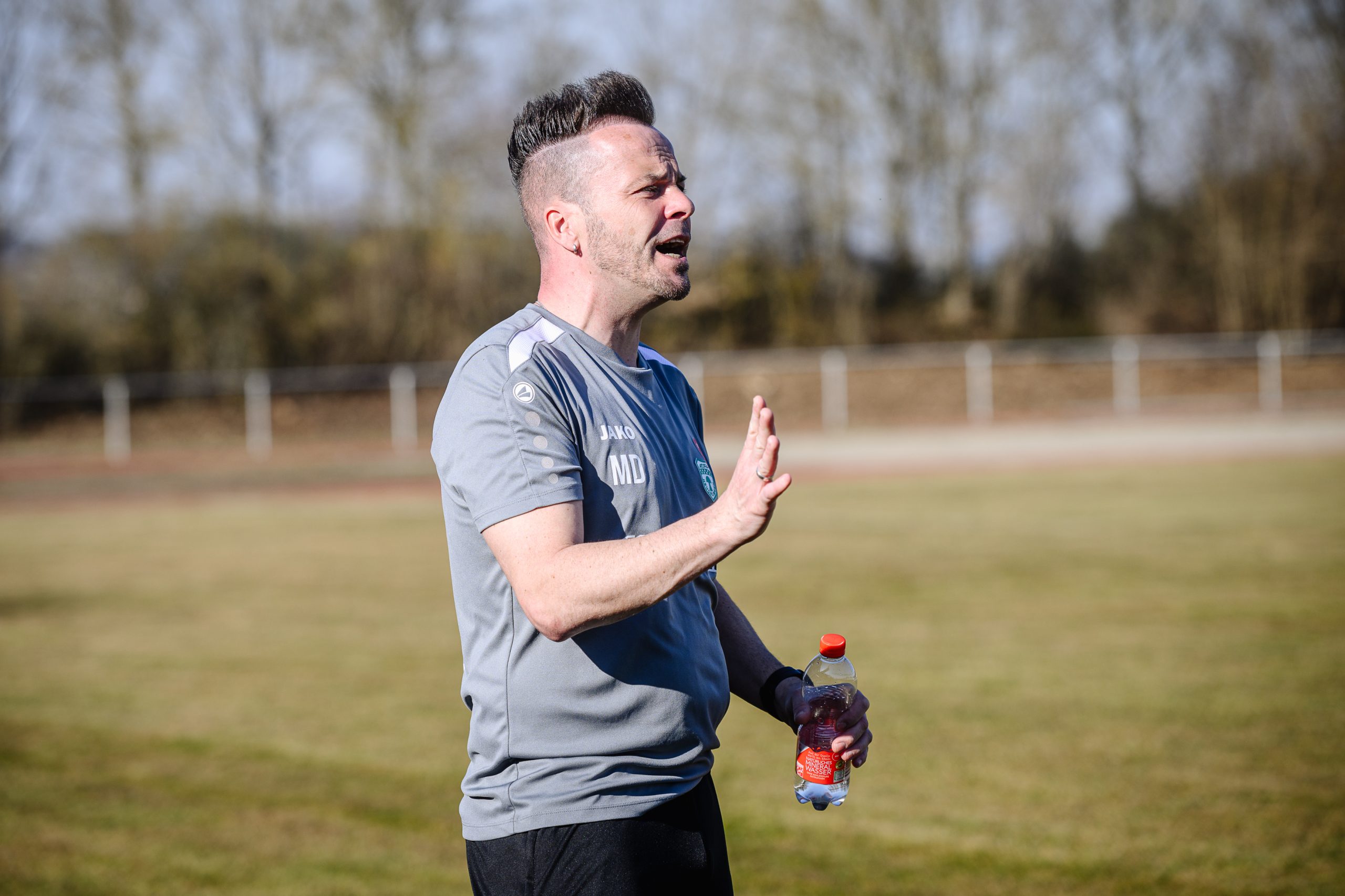 Welche erstaunliche Herausforderung Fußballtrainer Daniel Mack annimmt