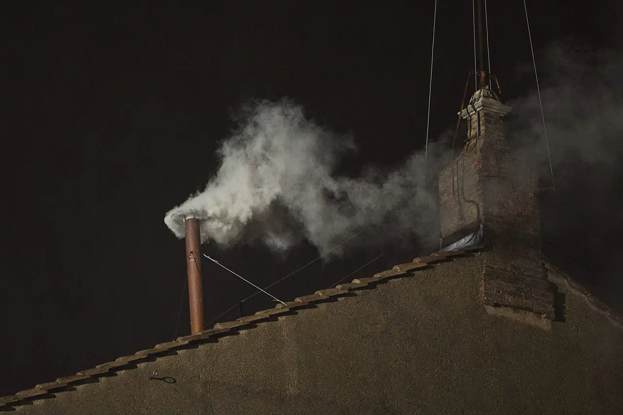 ¿Cómo se produce el humo blanco y el humo negro del cónclave?