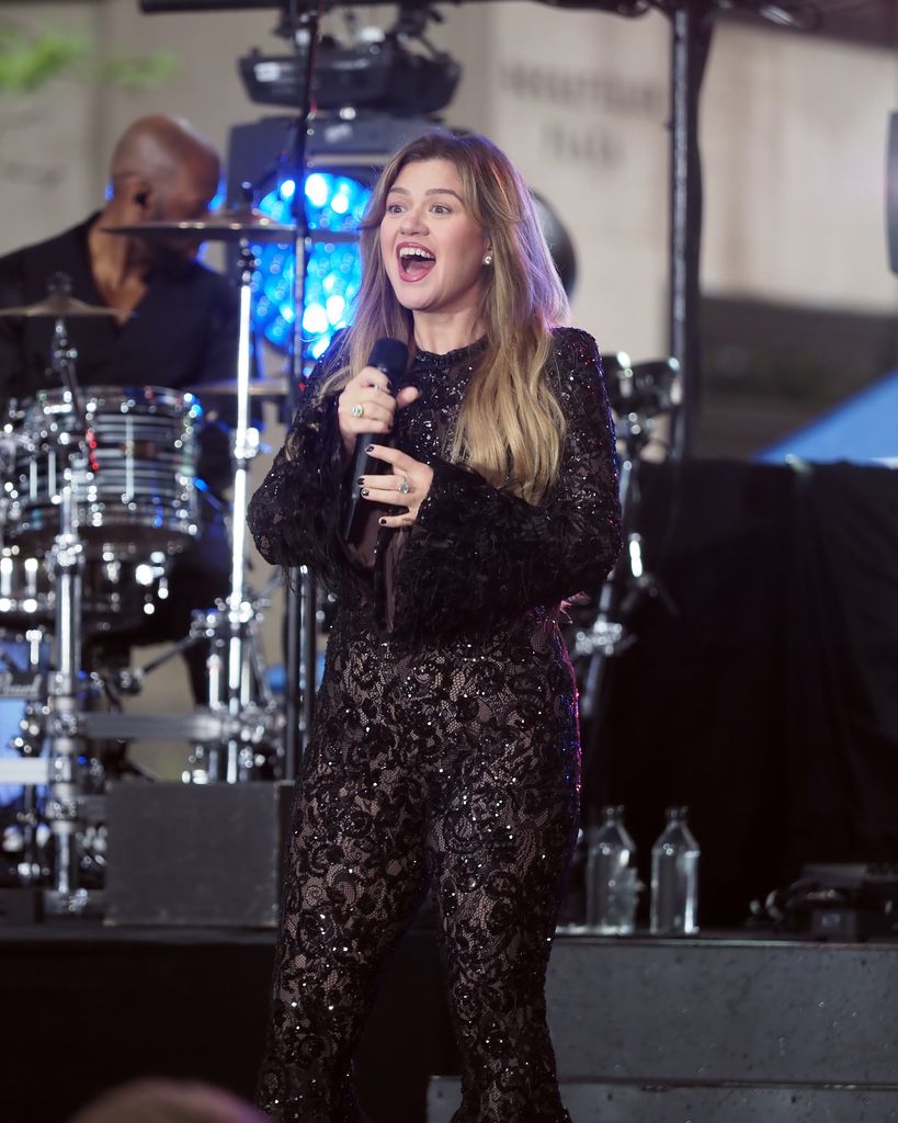 Kelly Clarkson is 'devastated' as she shares health update: 'I need to ...