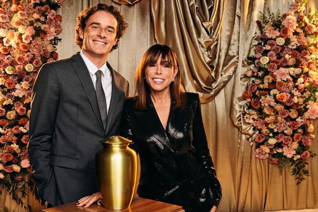 Melissa Rivers and Other Comics Strike a Pose with Joan Rivers' Ashes ...