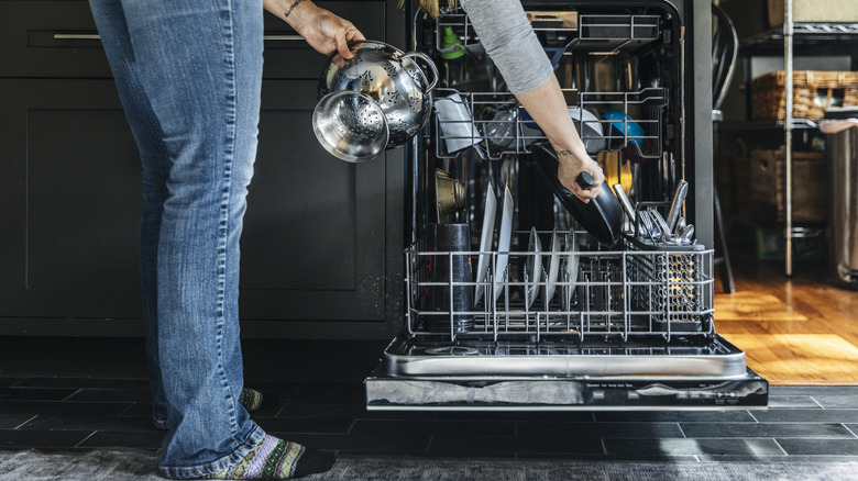 Where's The Best Place To Put Pots And Pans In The Dishwasher?