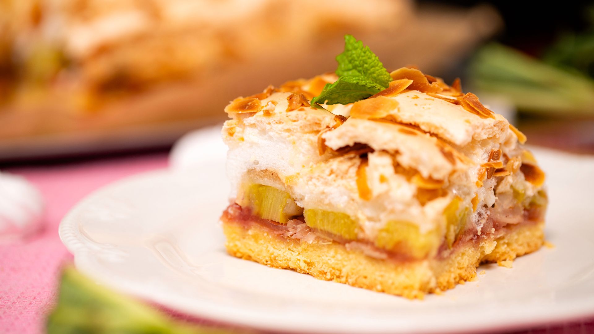 Rabarbar pod bezową pierzynką na kruchym cieście - hit z kuchni babci