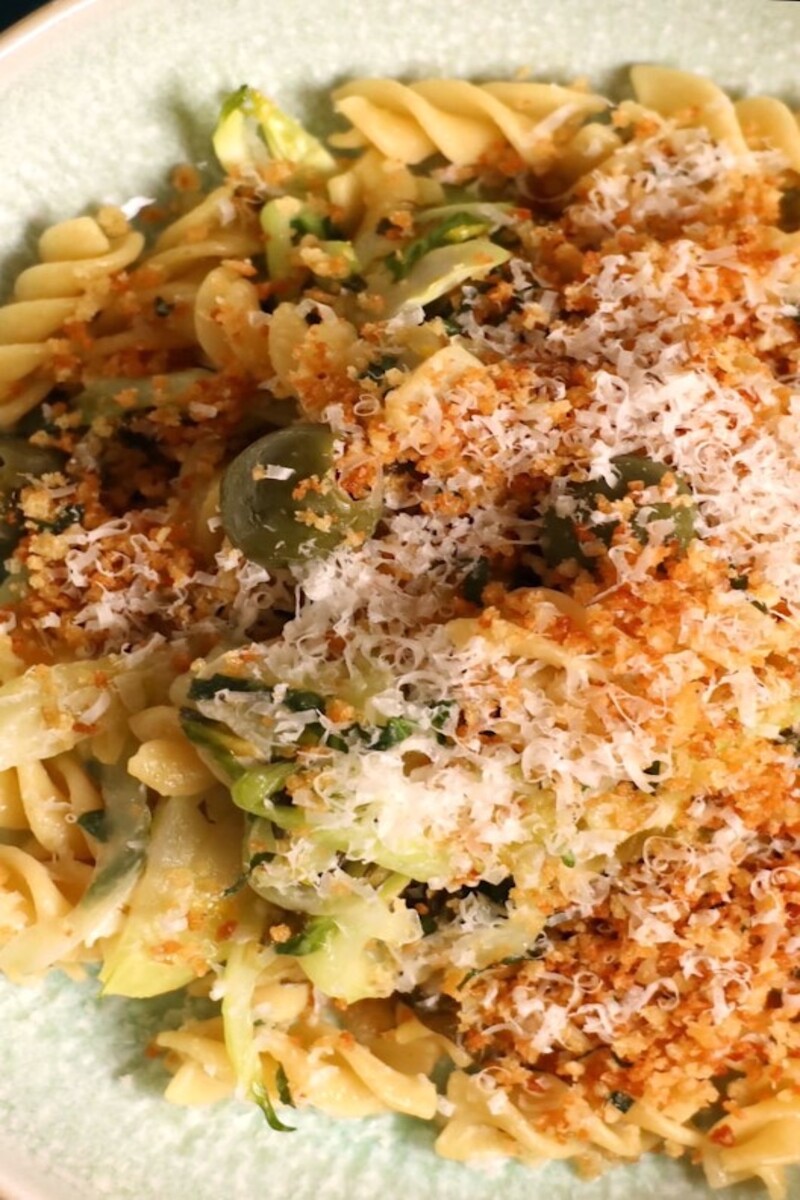 Fusilli aux jeunes pousses de pak-choï, aux olives et au citron