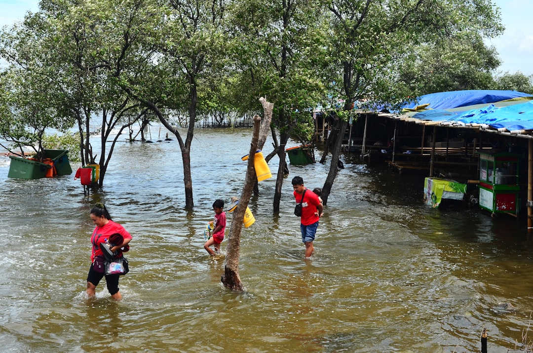 Flood-Damaged Floating Home Highlights Nature’s Brutality