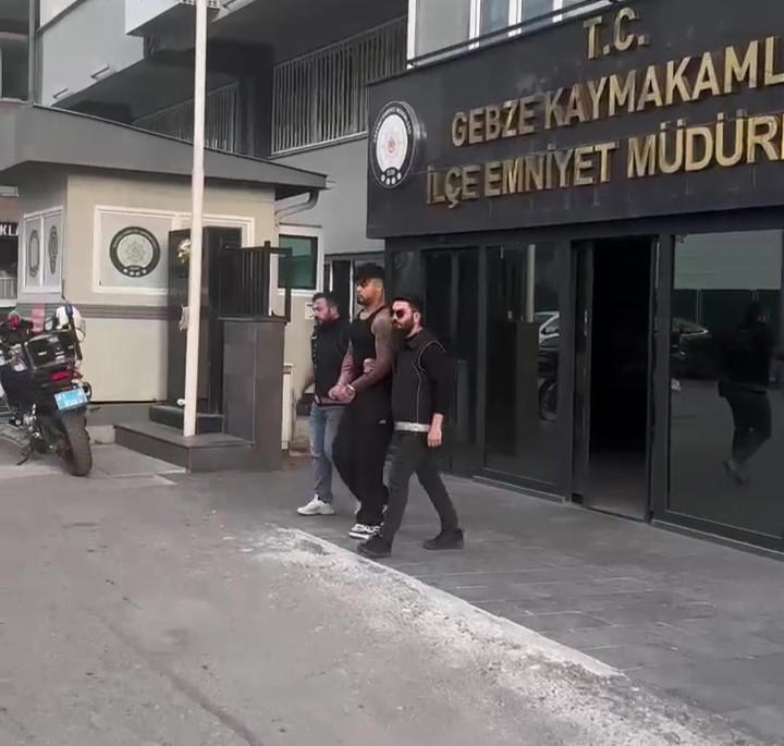 "Lvbel C5" lakaplı rapçinin adliyeye sevk edildiği anlara ait ...