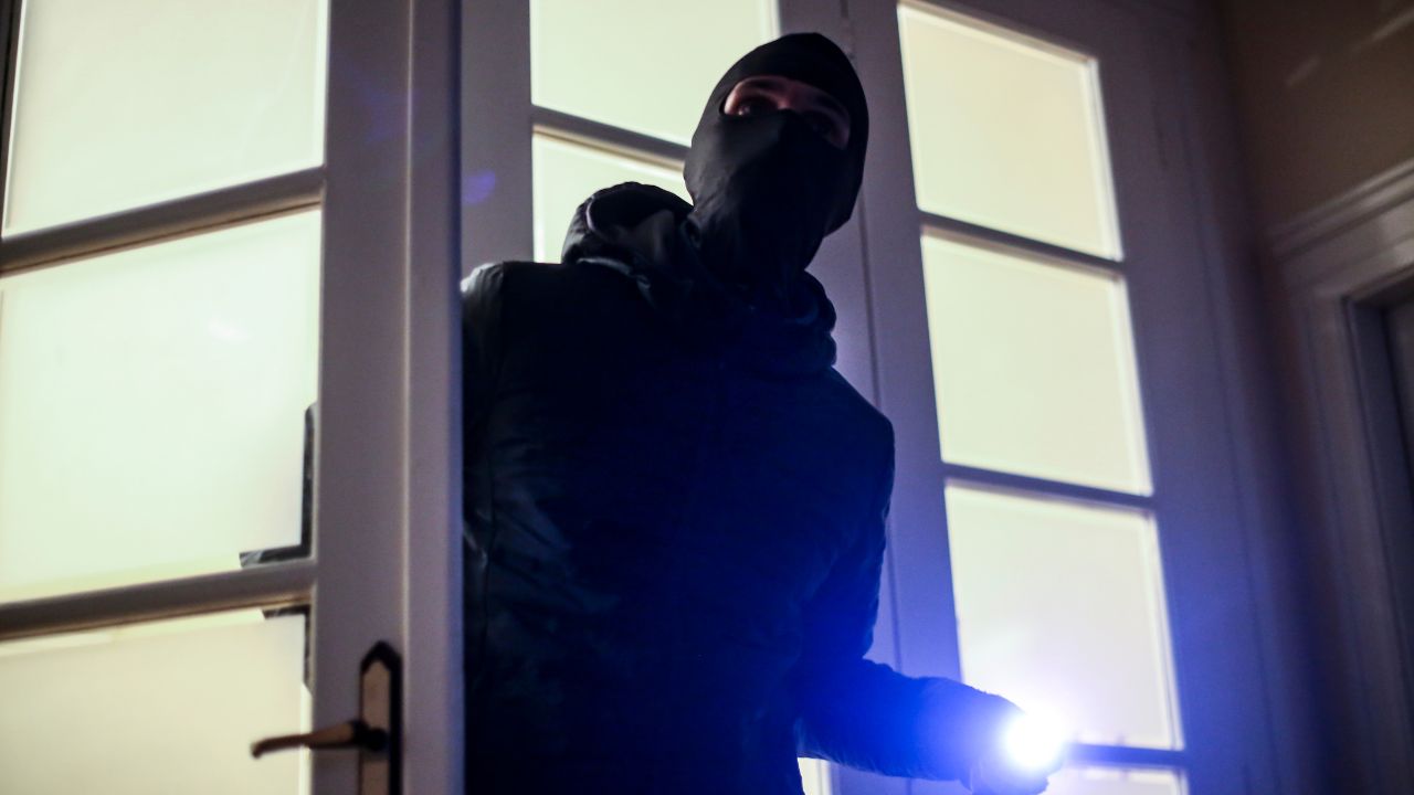 10 Red Flags Your Home Is Being Targeted by Burglars