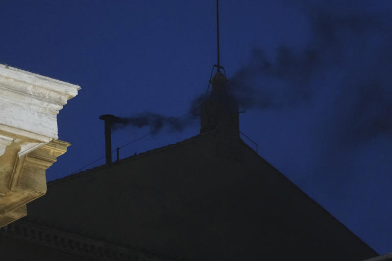 Zwarte rook in Vaticaan: eerste stemronde levert geen nieuwe paus op