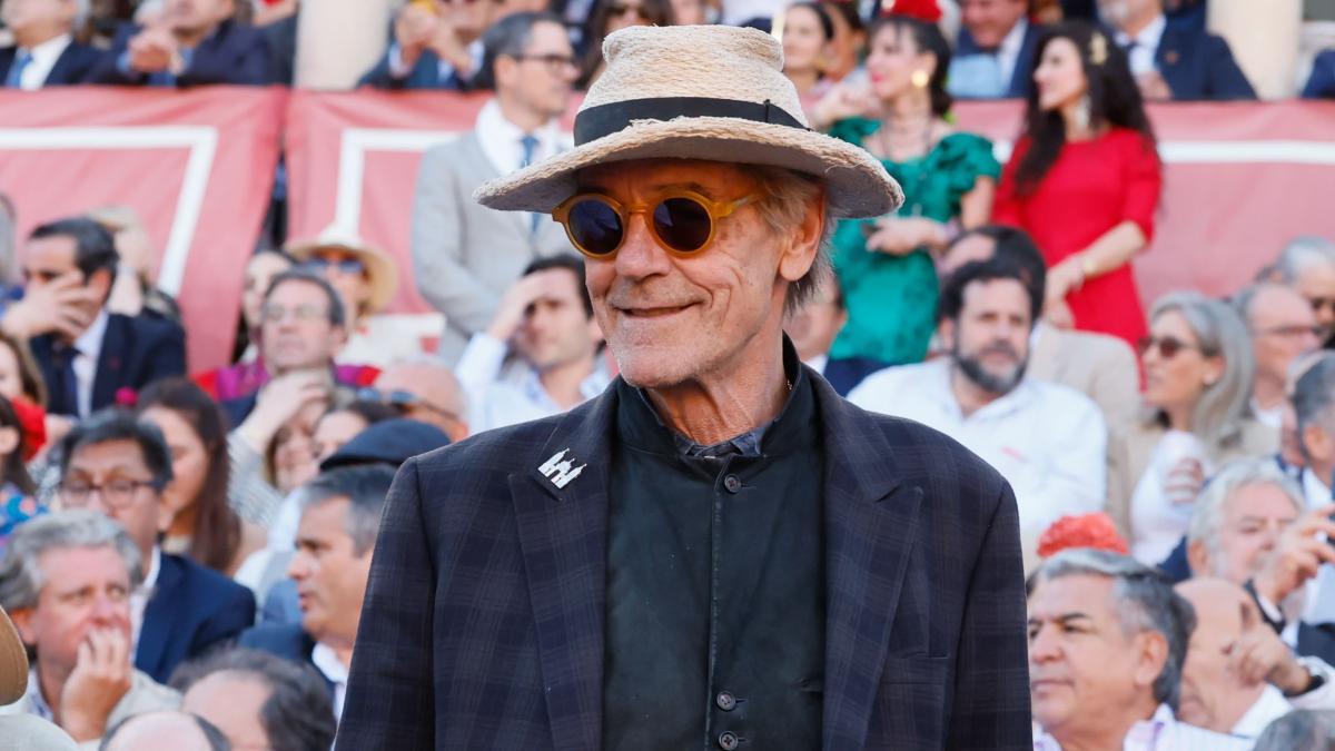 Jeremy Irons se deja ver en La Maestranza durante su visita a la Feria ...