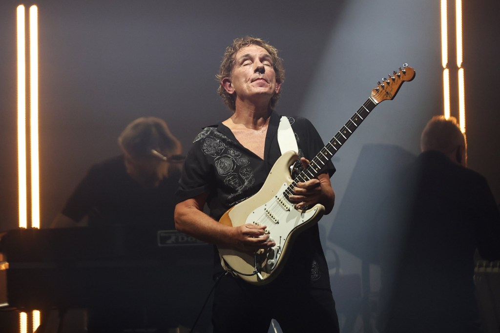 70s rock star bans fans from using their phones at upcoming shows