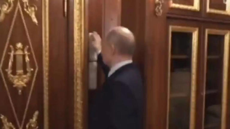Inside Russian President, Vladimir Putin's, gilded apartment in Kremlin ...