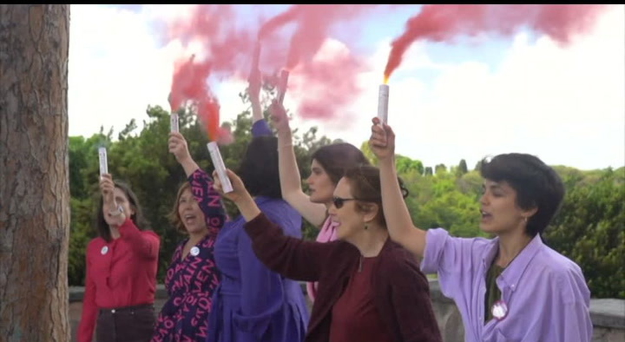 Roma, delle donne lanciano la "fumata rosa" mentre inizia il Conclave