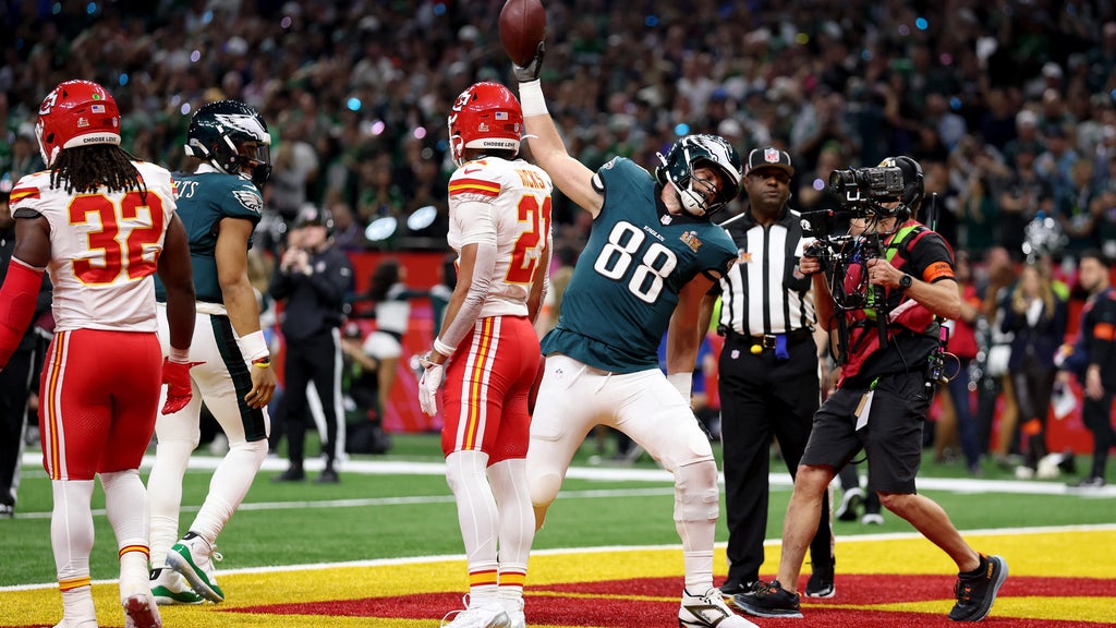 Dallas Goedert, Eagles reportedly agree to reworked contract to keep tight end in Philadelphia