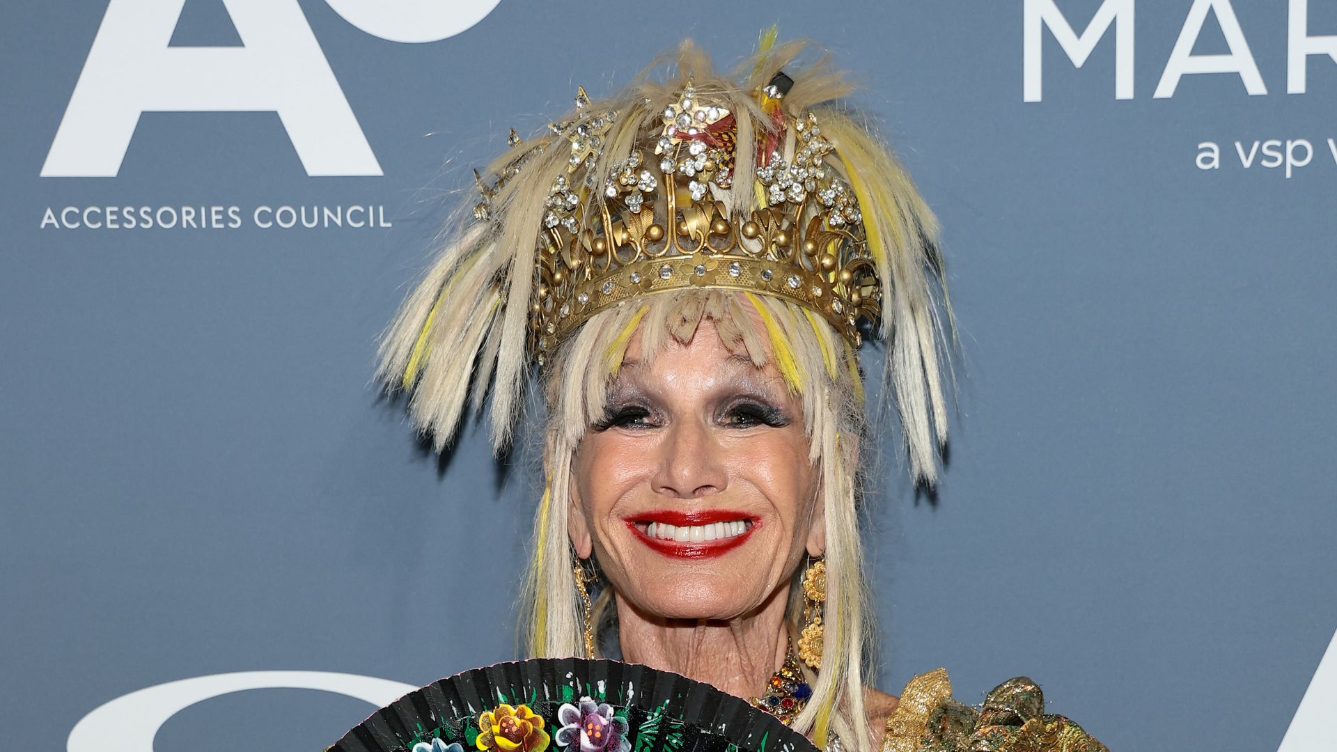 Betsey Johnson delights fans doing the splits on red carpet ahead of ...