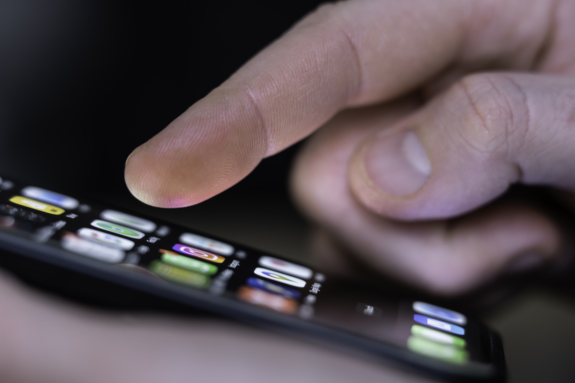 FOMO e JOMO: Como escolher entre o medo e alegria de perder algo