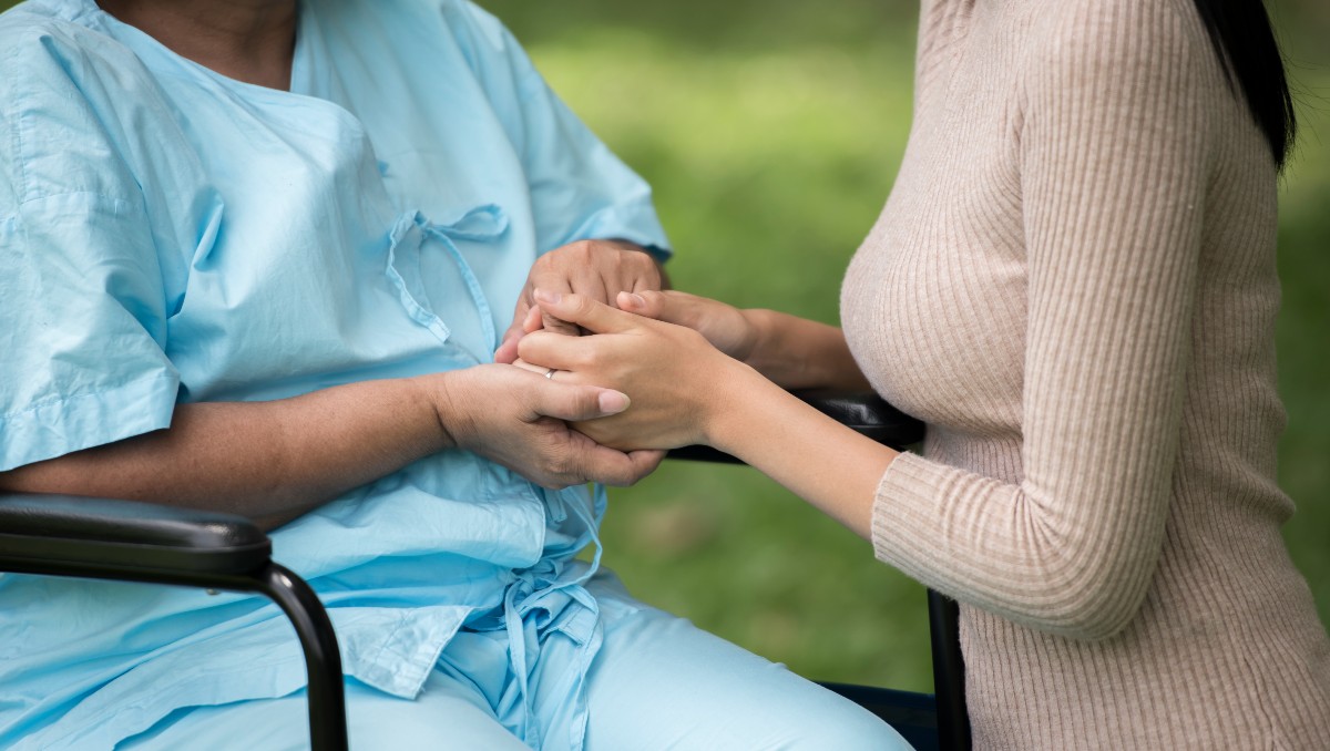 Cuidar a un familiar enfermo: el riesgo de convertirse en otro paciente