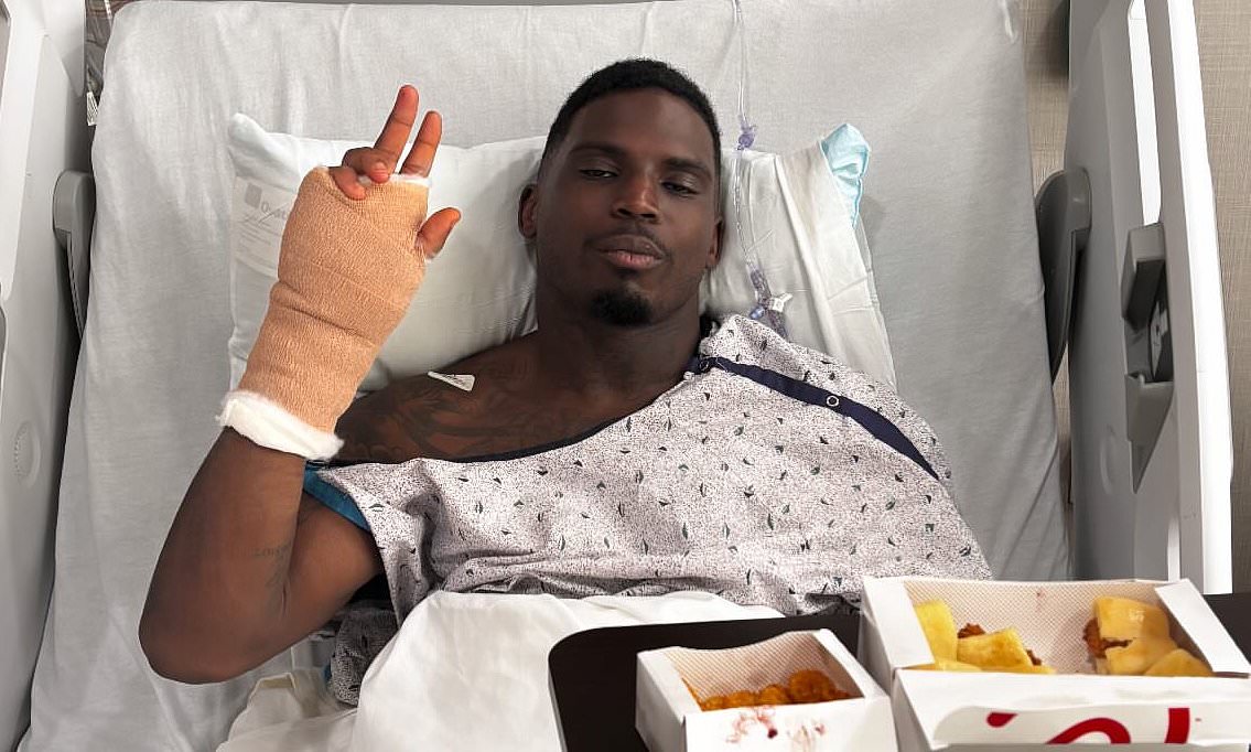 Tyreek Hill shares groggy picture from hospital bed after another ...