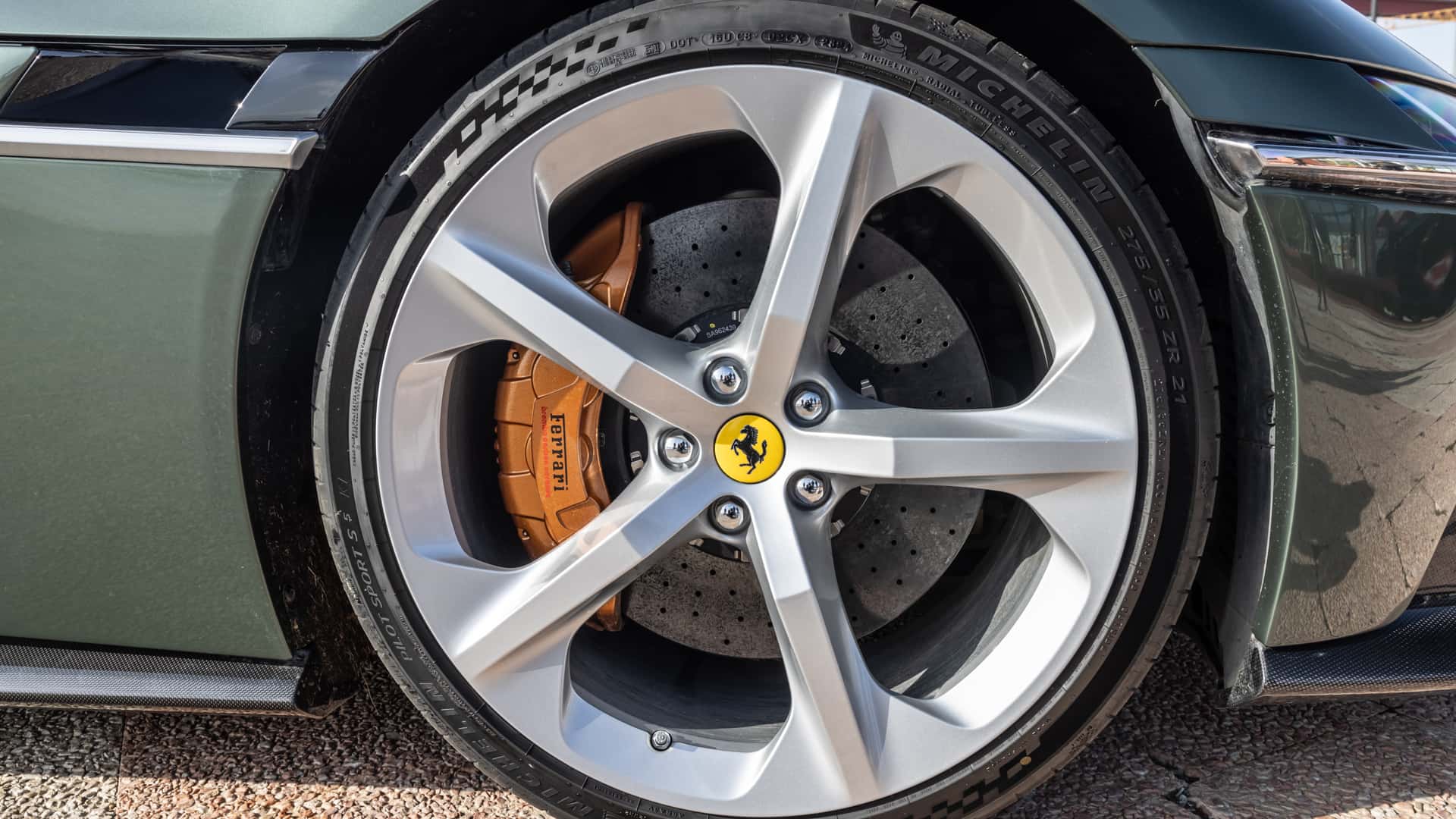 Primeira Ferrari elétrica será revelada em três fases até 2026