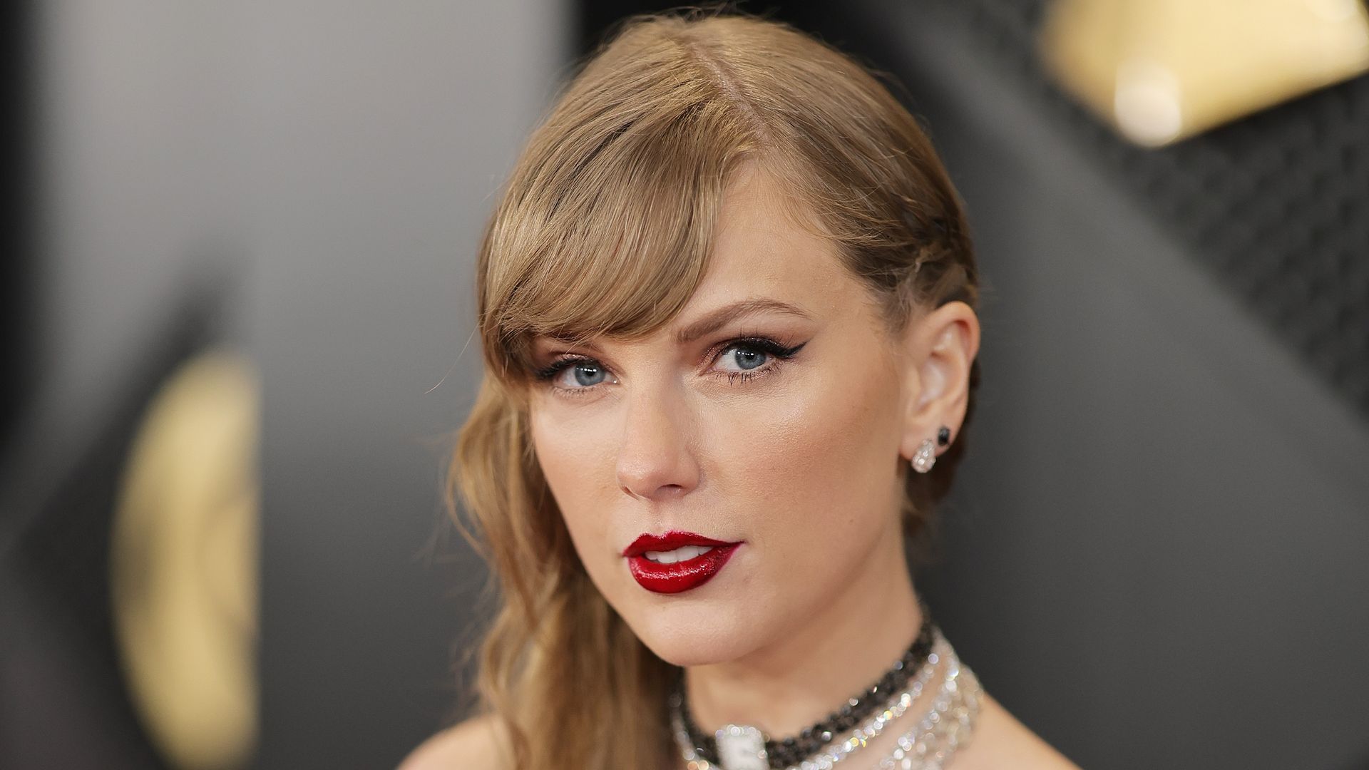 Taylor Swift leads sing-a-long to her own song with NFL players - watch