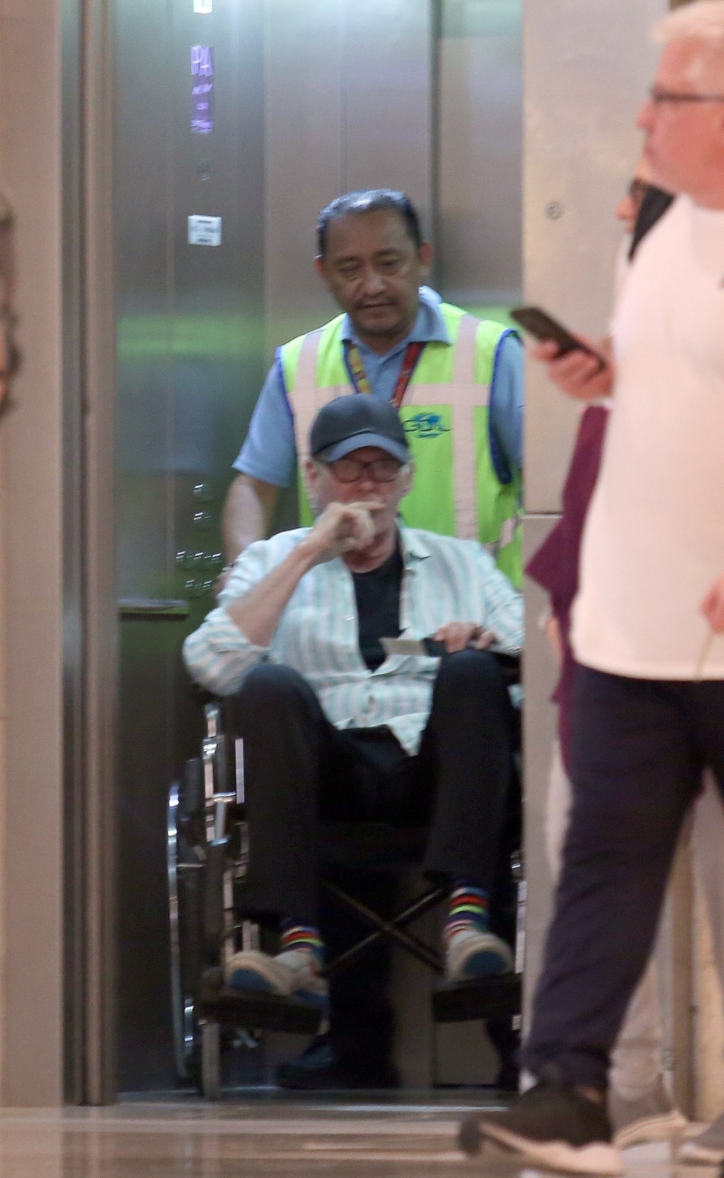 David Hasselhoff, 72, sparks concern in wheelchair at airport after ex ...