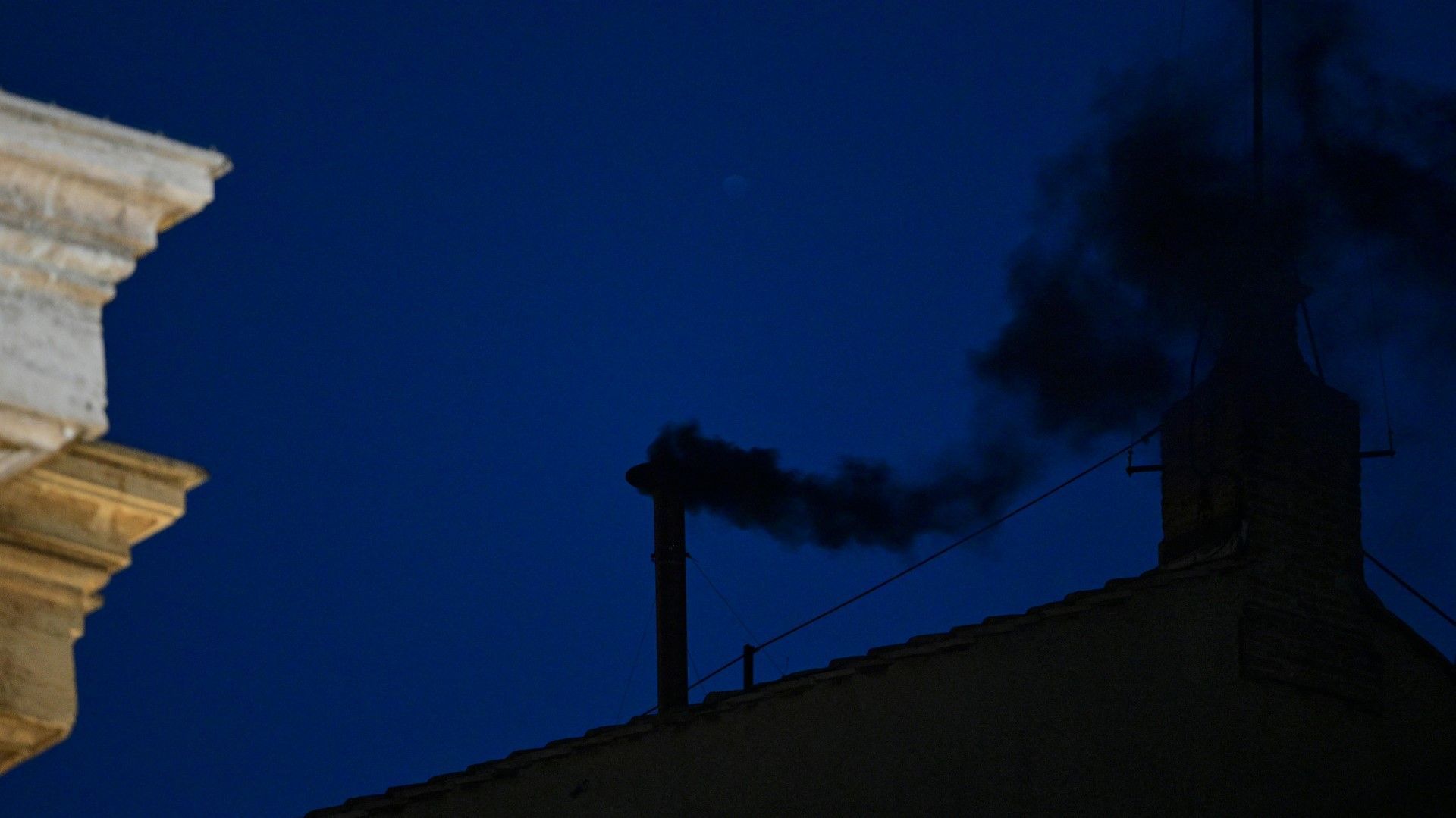 Schwarzer Rauch - noch kein neuer Papst gewählt