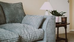 5 Sofa Minimalis untuk Ruang Tamu Kecil, Estetik dan Super Empuk