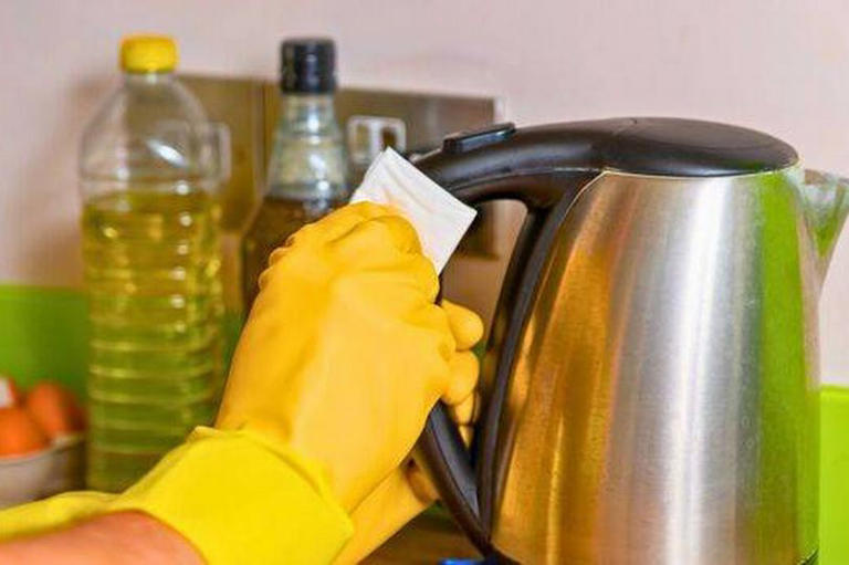 Remove limescale and rust from kettles in 5 minutes using 1 natural cleaner