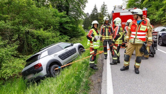Lenker fuhr mit Auto in Wiesenhang