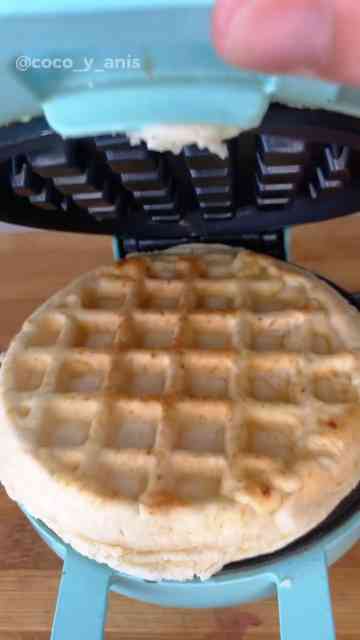 Waffles con todo el sabor de pandeyuca colombiano con un toque irresistible de arándanos