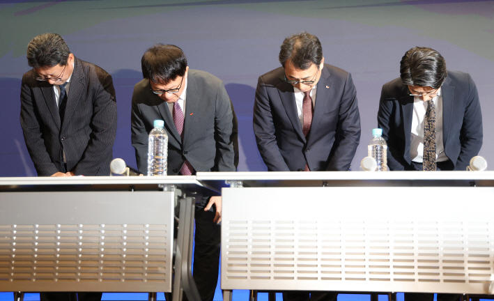 [속보] 유영상 SKT 대표 "한달 최대 500만명 이탈 및 3년 7조 손실 예상"