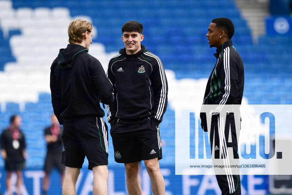 Anthony Gordon & Alexander Isak spotted in new Newcastle United adidas ...