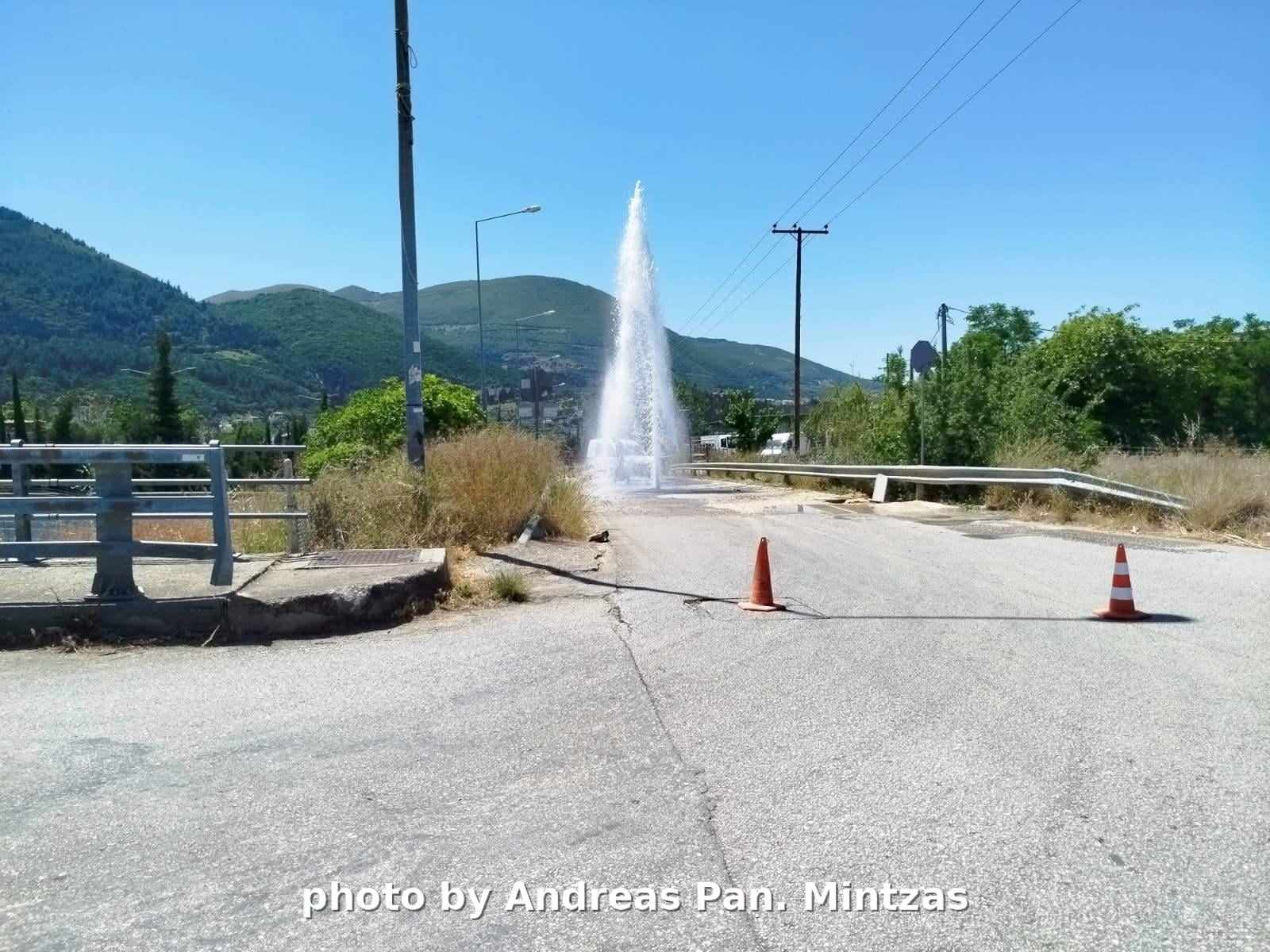 Το νερό στον δρόμο, όχι στις βρύσες: Σπασμένος αγωγός άφησε το Νέο ...
