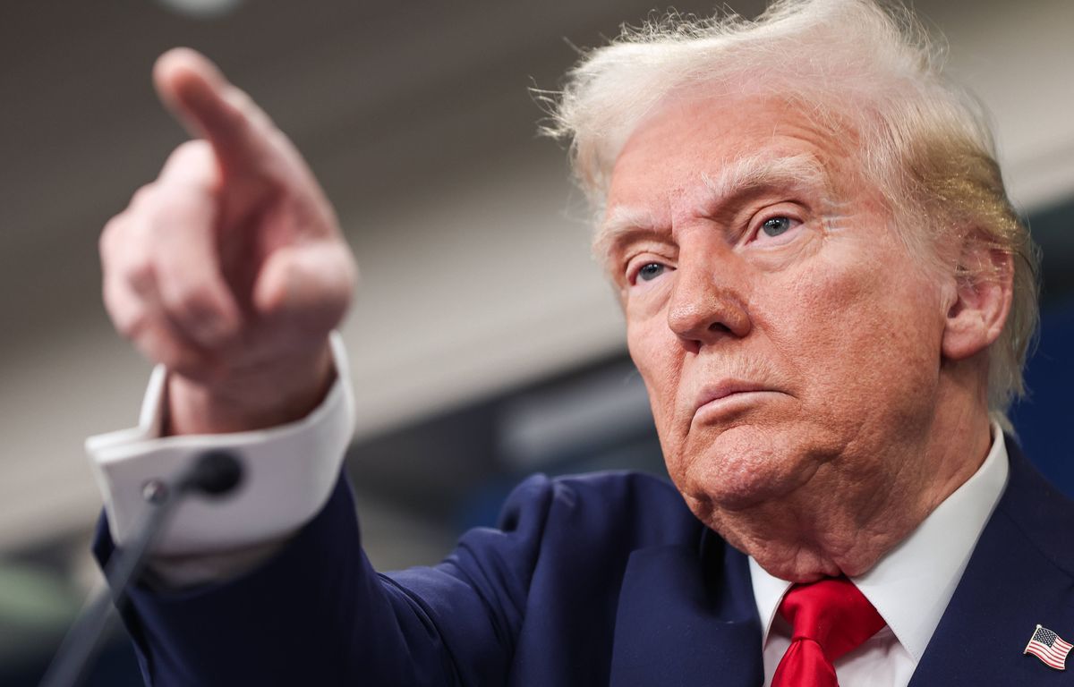 « C’est un imbécile »… Donald Trump dézingue le patron de la banque ...