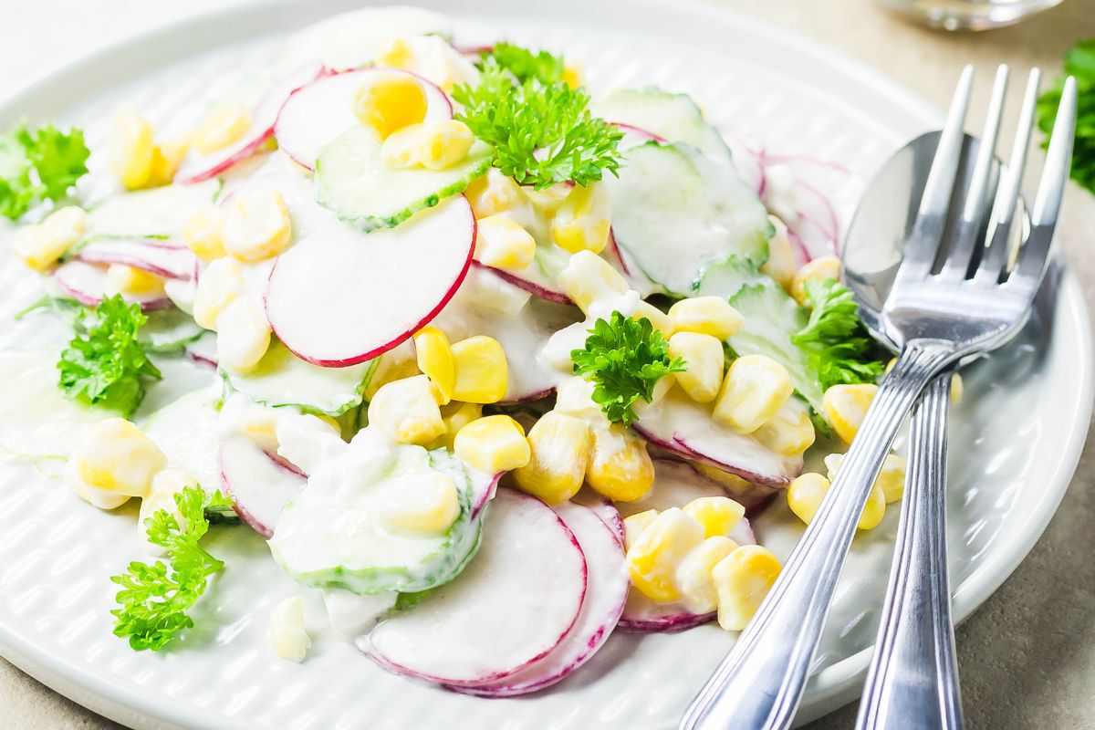 Sałatka grillowa z czterech składników. Robotę robi prosty sosik na ...