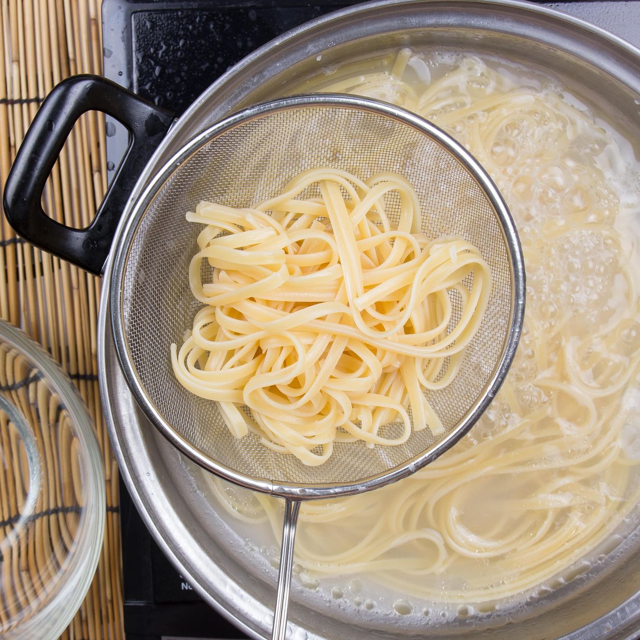 Pourquoi vos pâtes collent à chaque fois (et ce n’est pas à cause de l’eau)