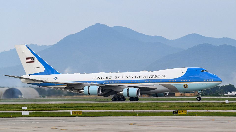 Boeing now plans to deliver new Air Force One jets in 2027, before ...