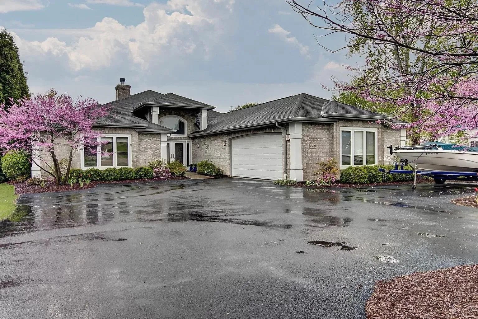 On the market: 3-bedroom Lake Summerset home is in gated community