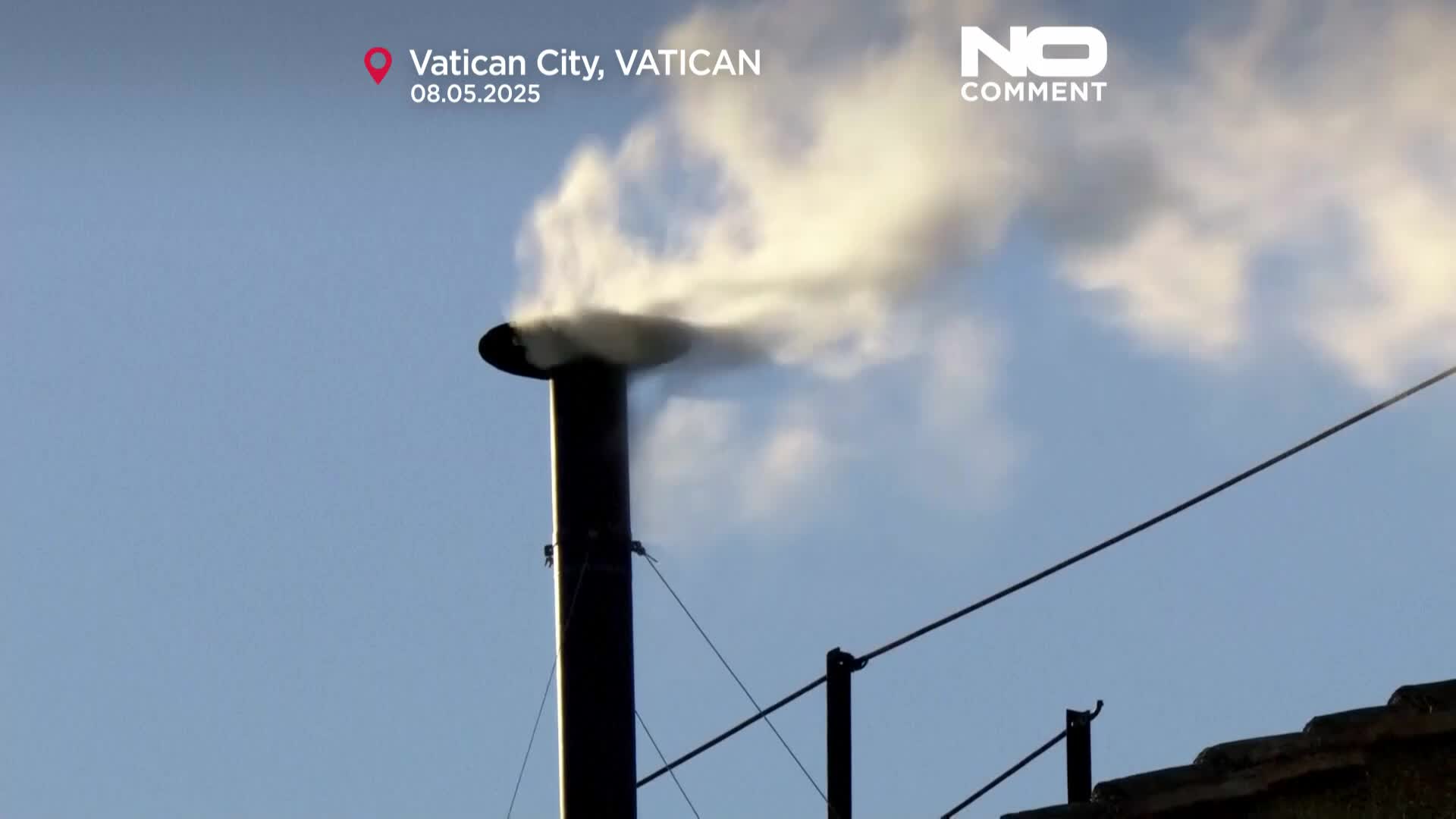 Die Menge jubelt, als weißer Rauch den neuen Papst im Vatikan ankündigt